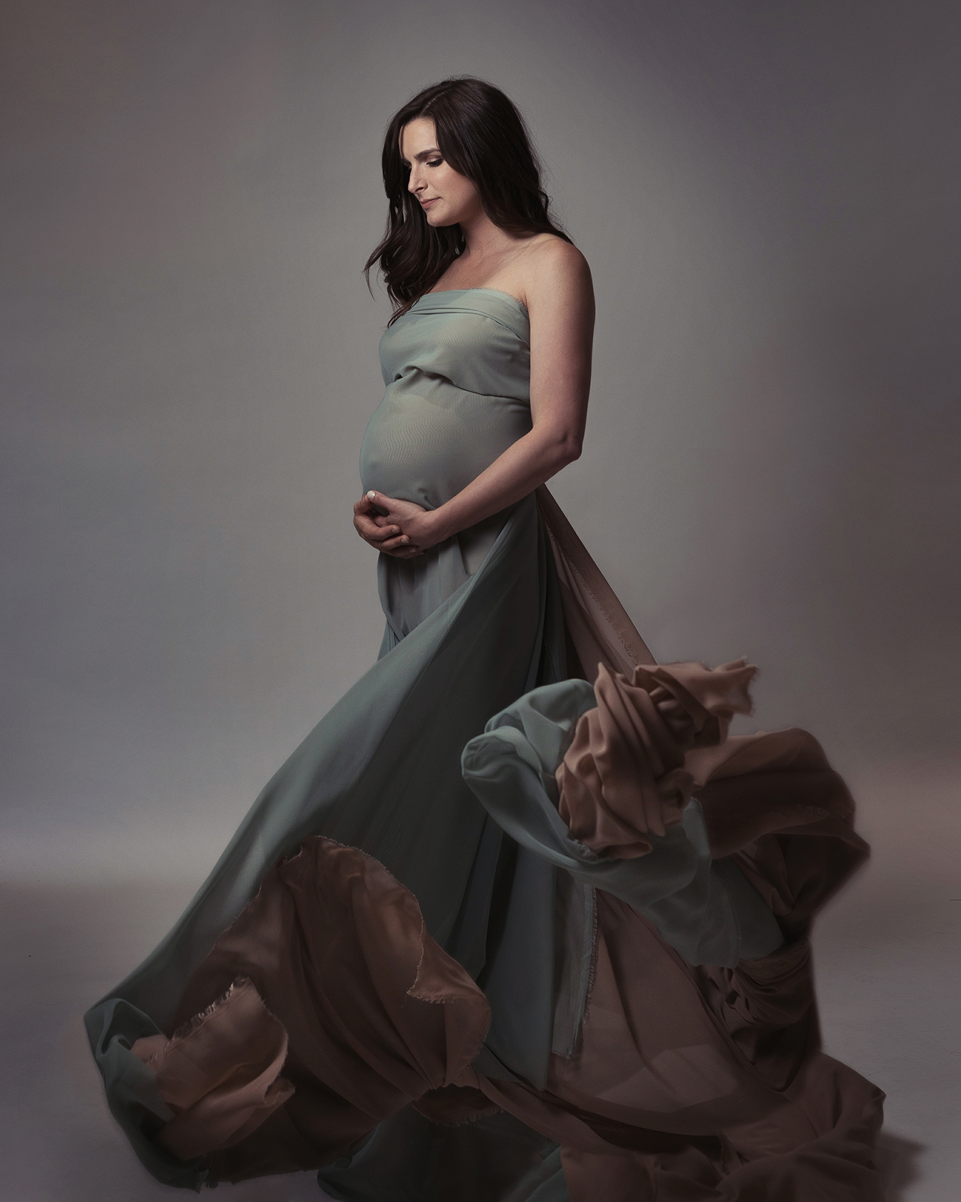 Editorial Maternity Photoshoot – Timeless, glamorous, elegant portraits